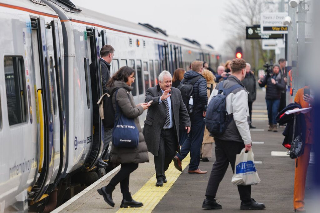 Celebrating history: Two stations open to passengers on the ...